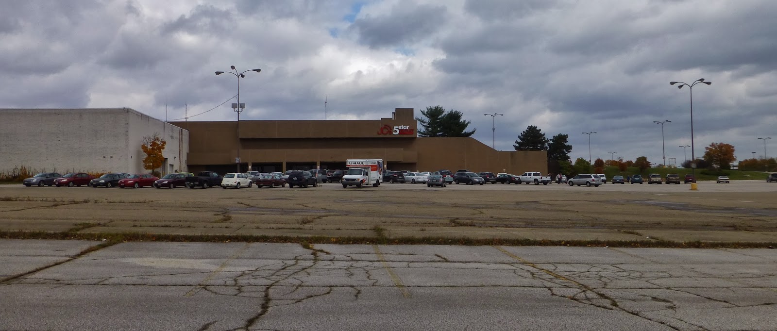 Dead and Dying retail: Rolling Acres Mall in Akron, Ohio
