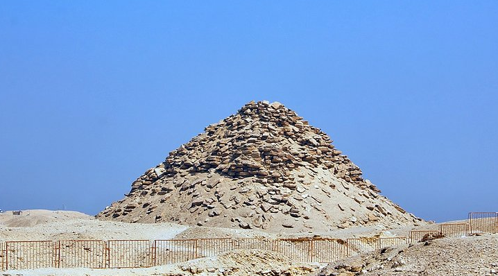 An Awfully Big Blog Adventure: Crumbling pyramids - Anne Rooney