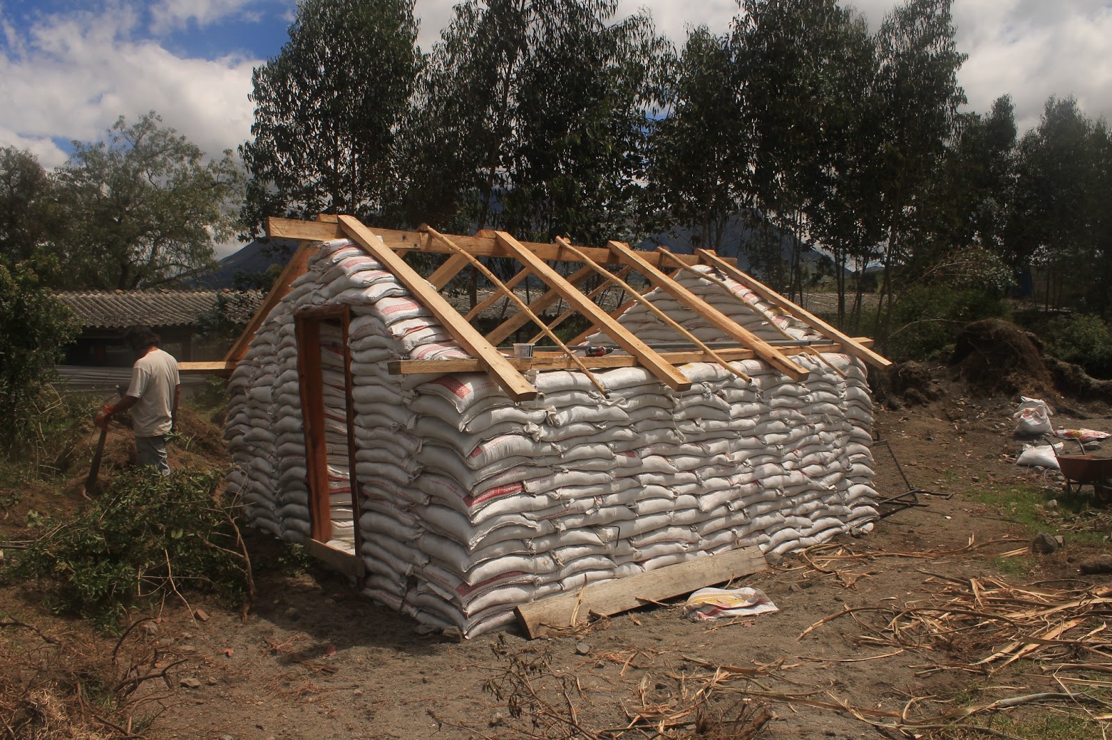 Wheelingit South America: How to build a sack house