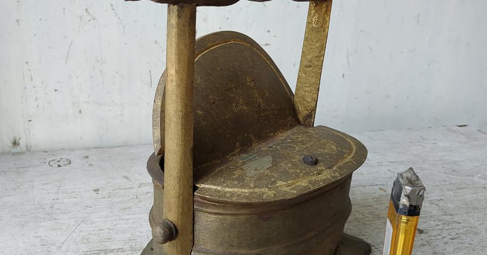 TEMUAN GALERI: Setrika Jadul Kuningan Tebal - ( terjual )