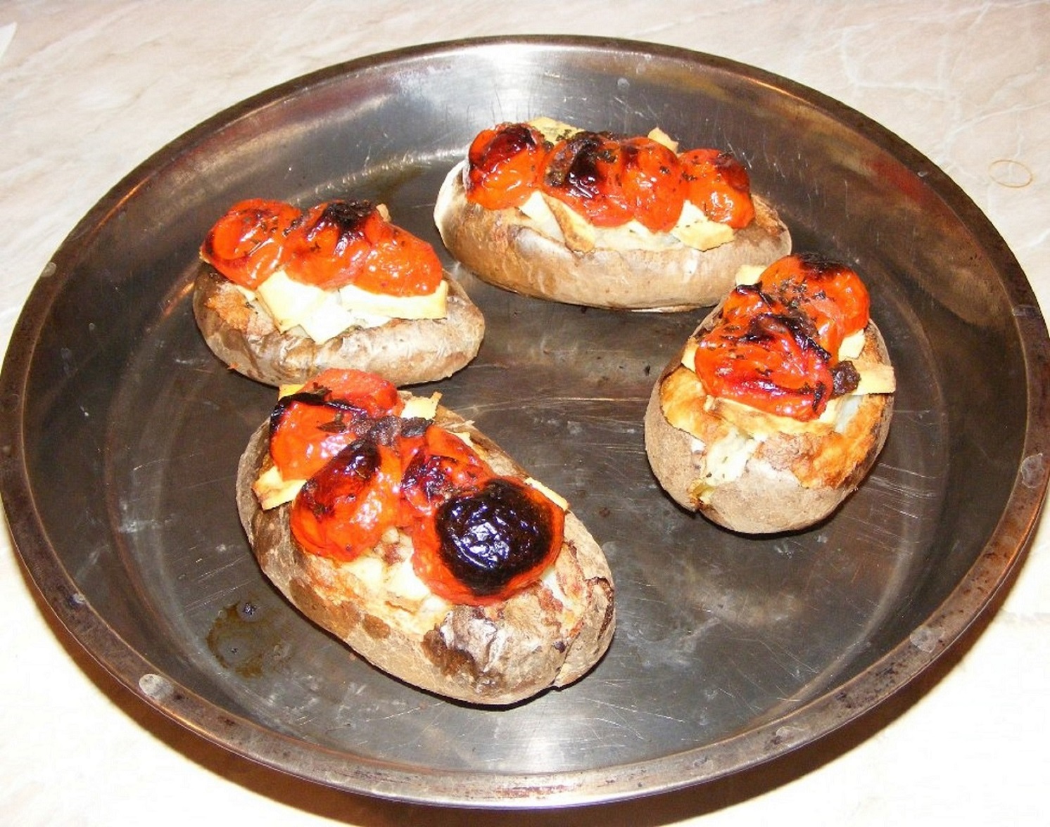 Cartofi copti in coaja cu tofu si rosii | Preparatedevis.ro