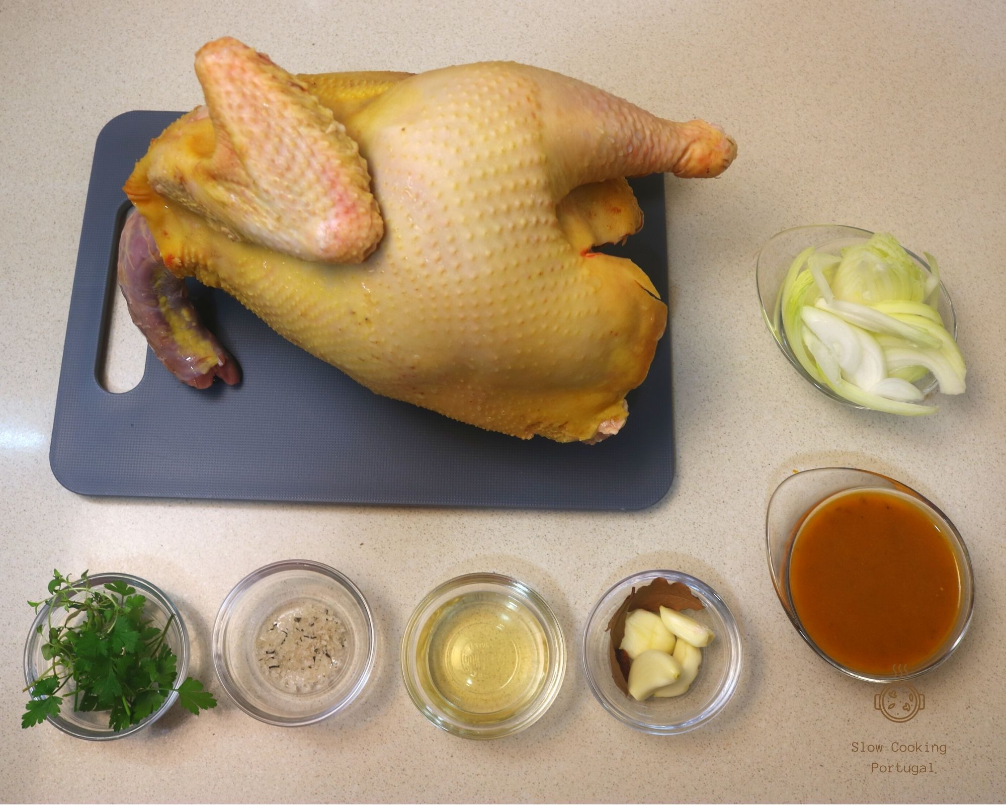 Frango inteiro assado na slow cooker