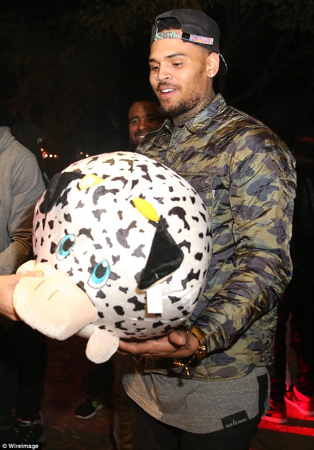 Kunnies Blog: Chris Brown's bizzare new nose ring