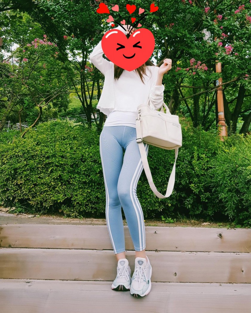 하늘색 아디다스 레깅스 후방and몸매 올타임레전드 개념글저장소