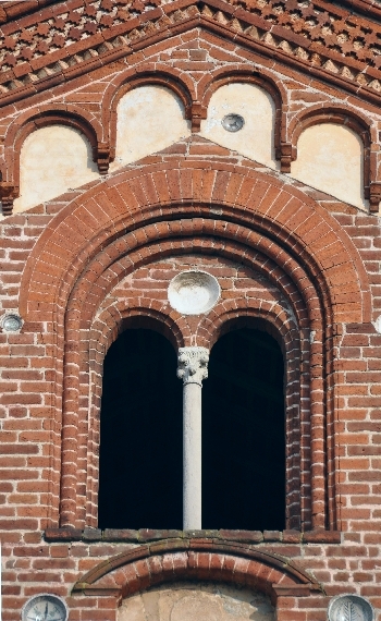 Glossario e dizionario illustrato di architettura e edilizia online: Bifora