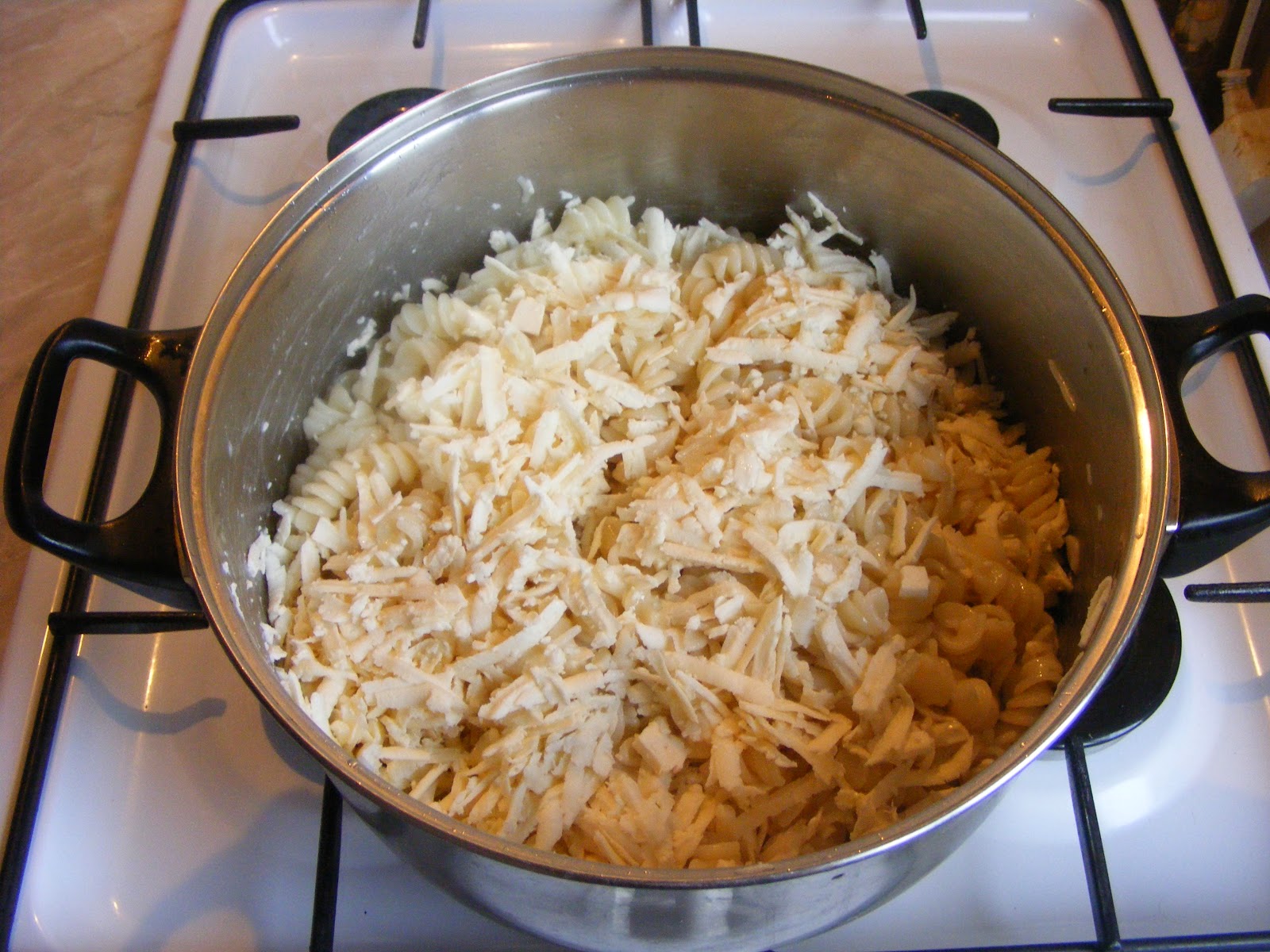 Macaroane cu branza si rosii | Preparatedevis.ro