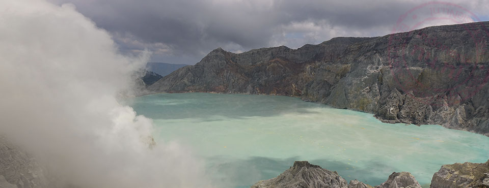 Het kratermeer van de vulkaan Ijen