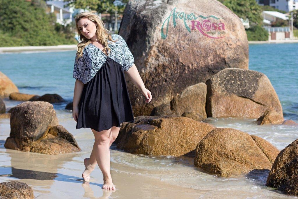 Saída de praia plus size.