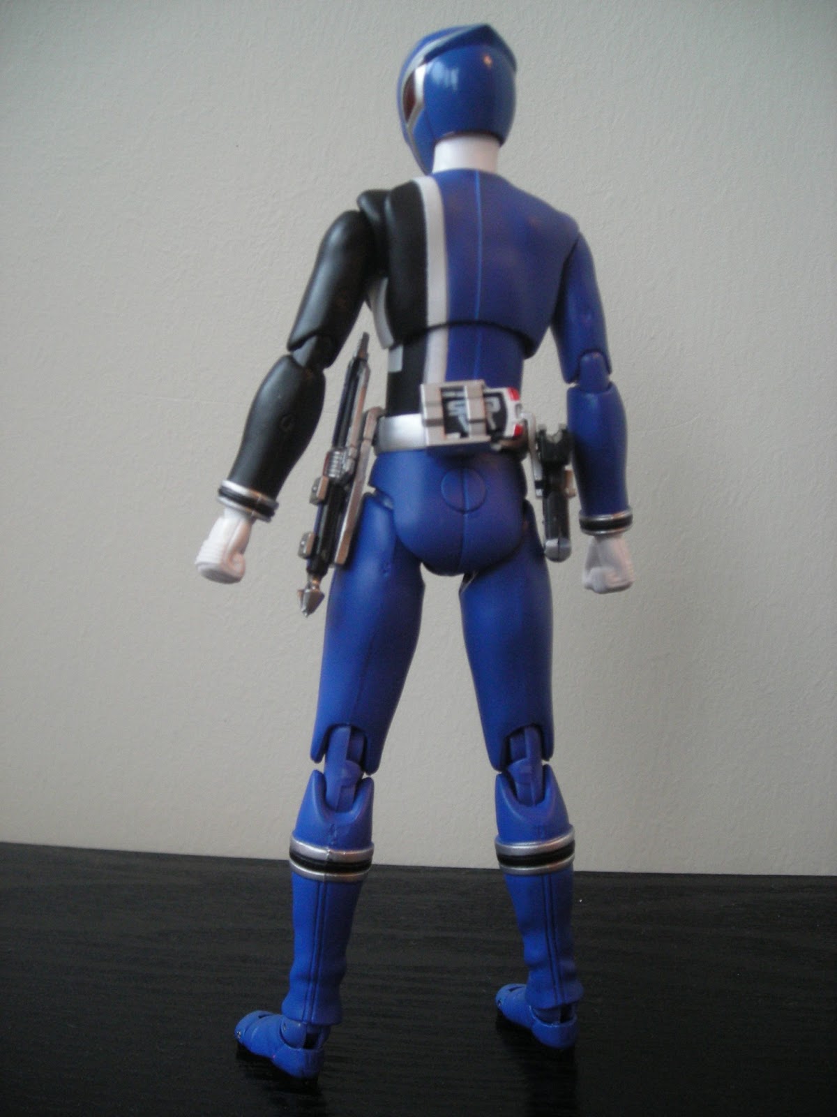 My Shiny Toy Robots: Toybox REVIEW: S.H. Figuarts Deka Blue