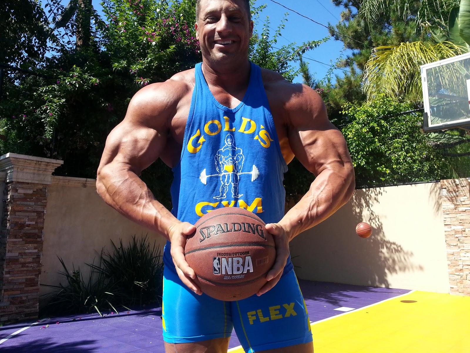 Muscle Lover: American huge bodybuilder Gabriel Moen