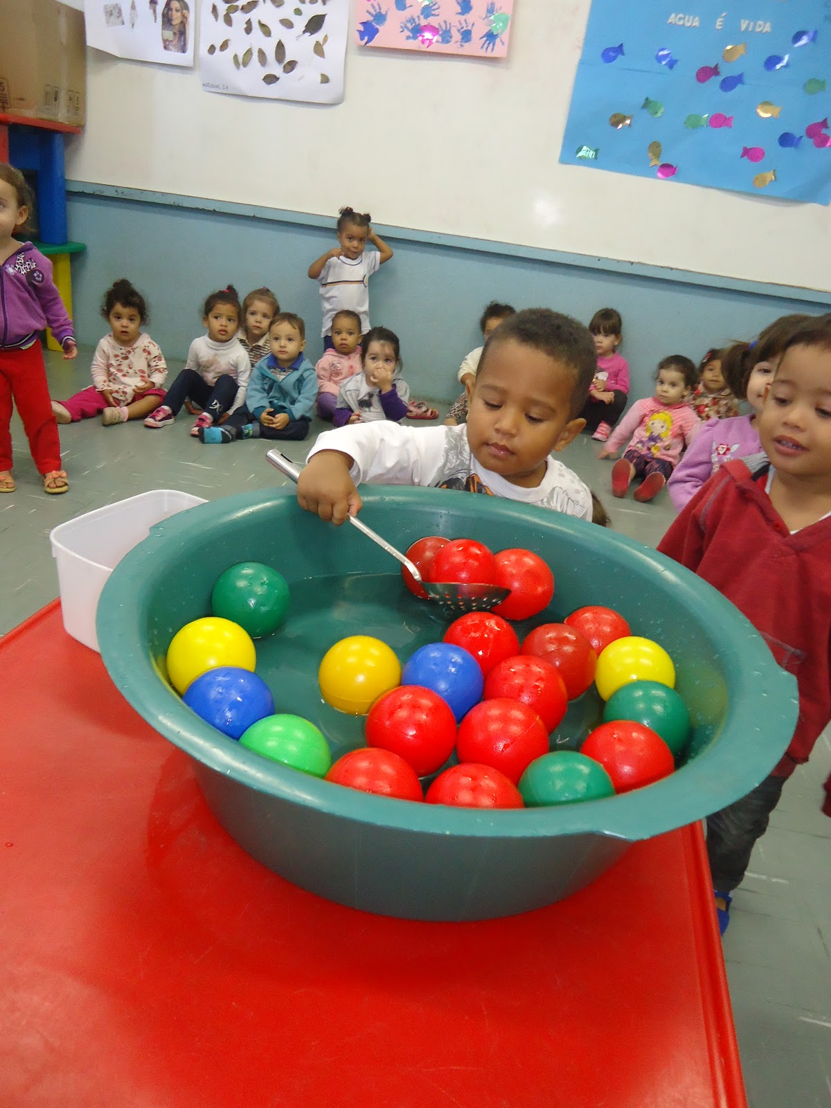 EMEII Davina Morêra "Dave": BRINCADEIRA COM BOLAS COLORIDAS