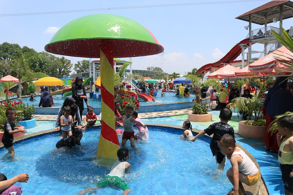MAINAN AIR FIBERGLASS ~ PEROSOTAN WATERBOOM