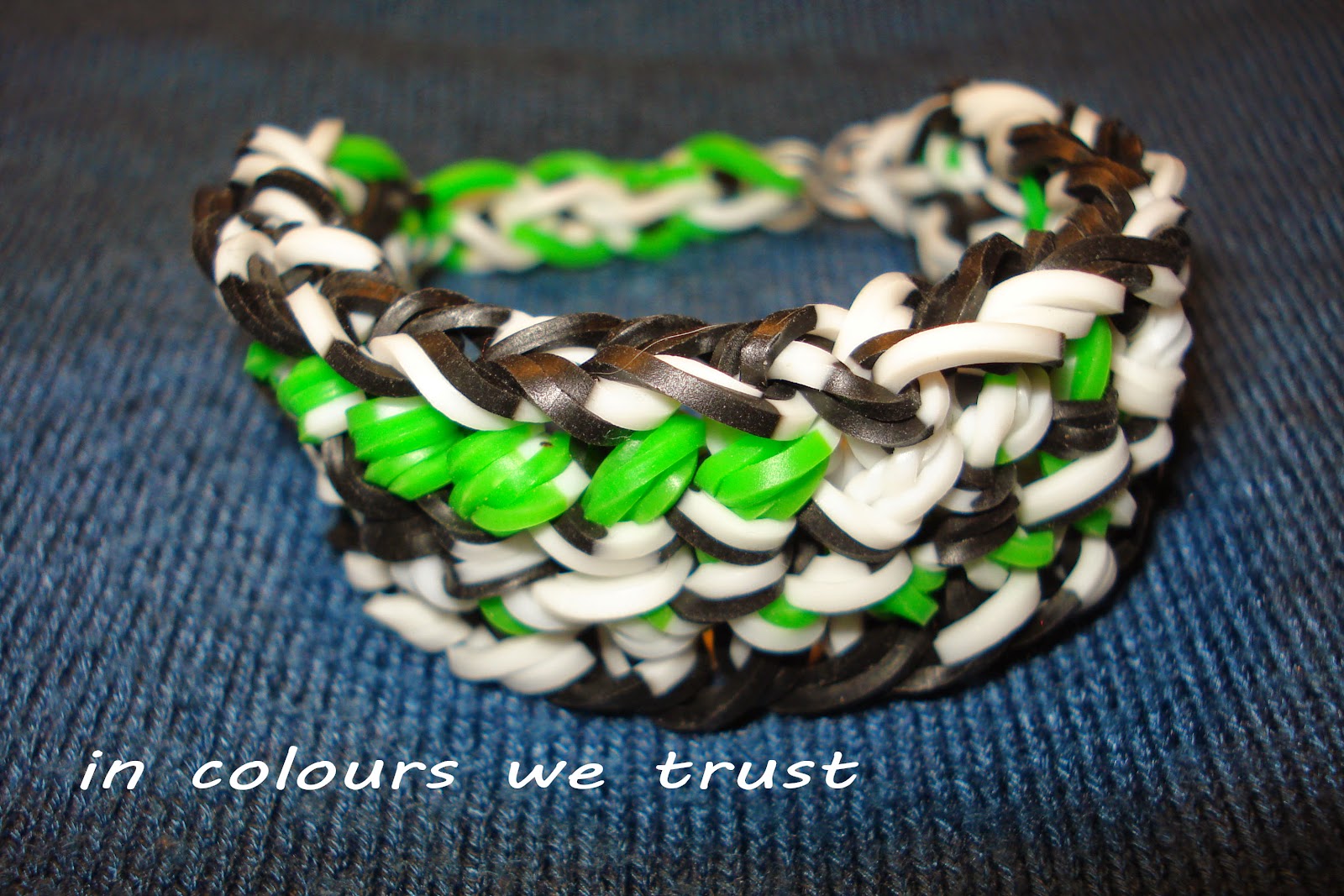 In Colours We Trust: Loom bracelets Bratari din elastic crosetate pe un ...