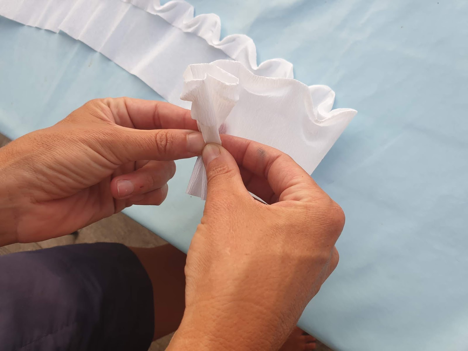 selber machen: Krepp Papier Rosen und Krepp-Papier Schleifen