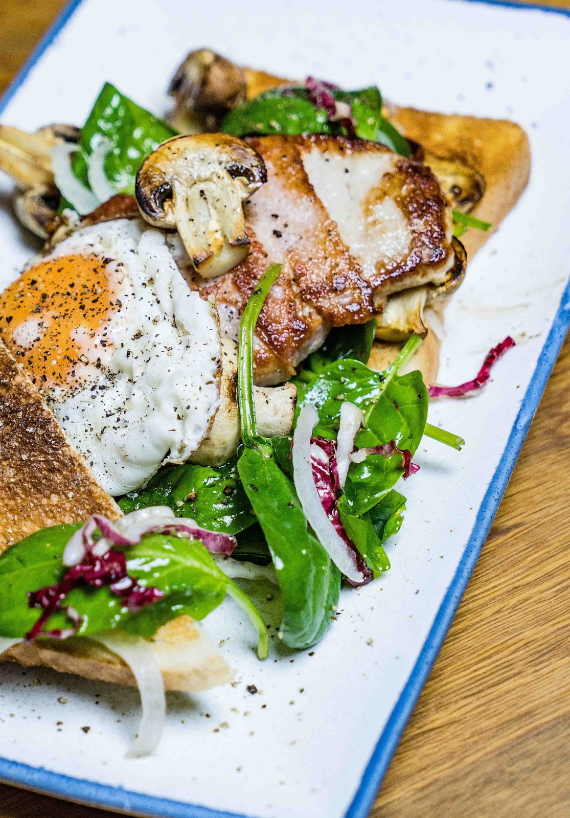stuttgartcooking: Toast mit Schweinerücken, Bacon, Spiegelei ...