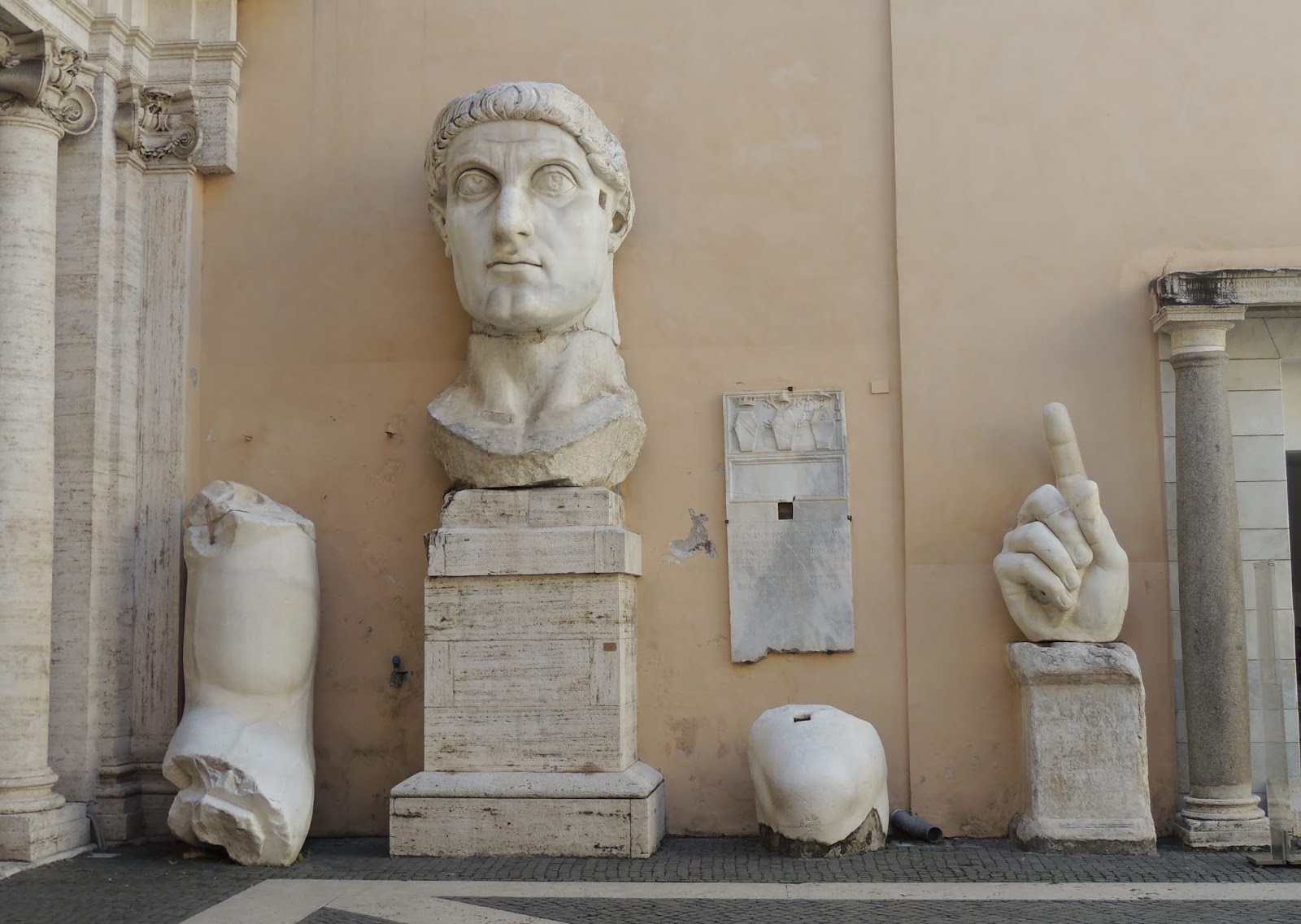 A louca que passa: A estátua do imperador Constantino