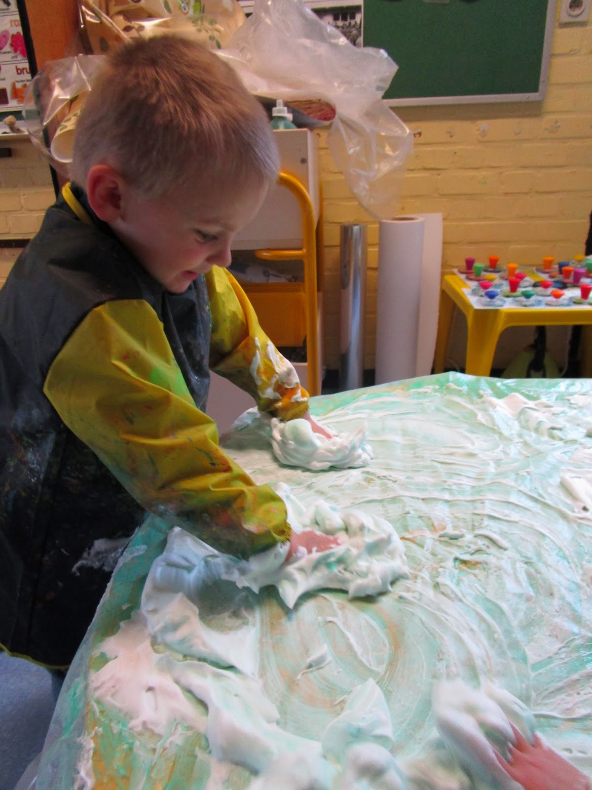 vriendjes van Jules: schilderen met de handjes met verf en scheerschuim ...