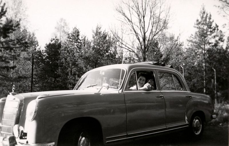 33 Vintage Photos of Women Posing With Their Mercedes-Benz Automobiles ...
