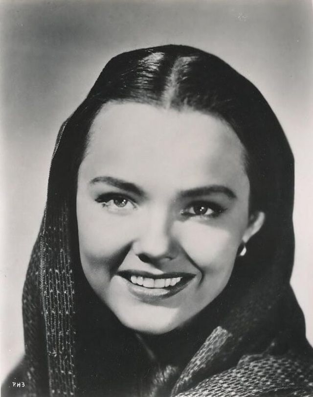 Gorgeous Photos of Wanda Hendrix in the 1940s and ’50s ~ Vintage Everyday