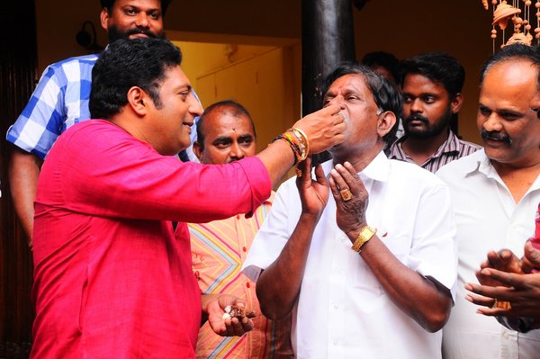 TamiL MoviE RoaminG: Prakash Raj Birthday Celebration Photos Stills ...