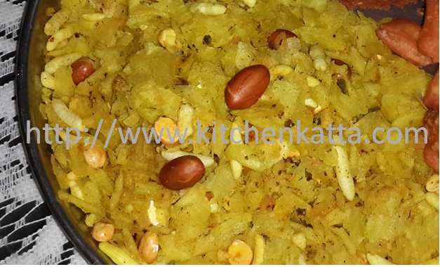 "Patal Pohyacha Chiwada" or Chiwada made with thin poha.