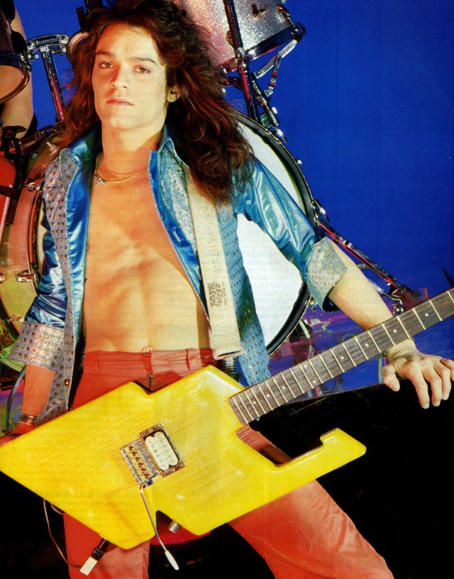 30 Amazing Photographs of Eddie Van Halen on the Stage From the Late ...