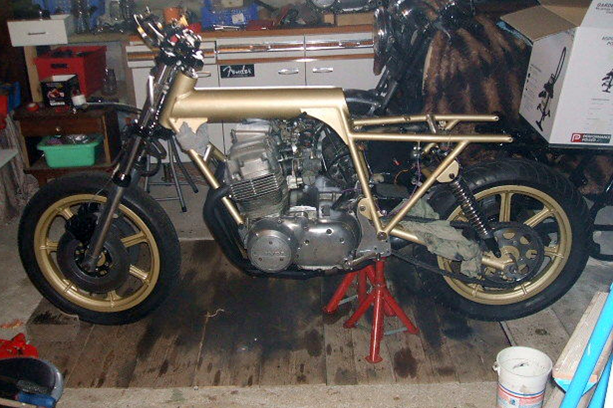 Cling on for dear life !!!: Re-worked Moto Martin CB750 Race Frame