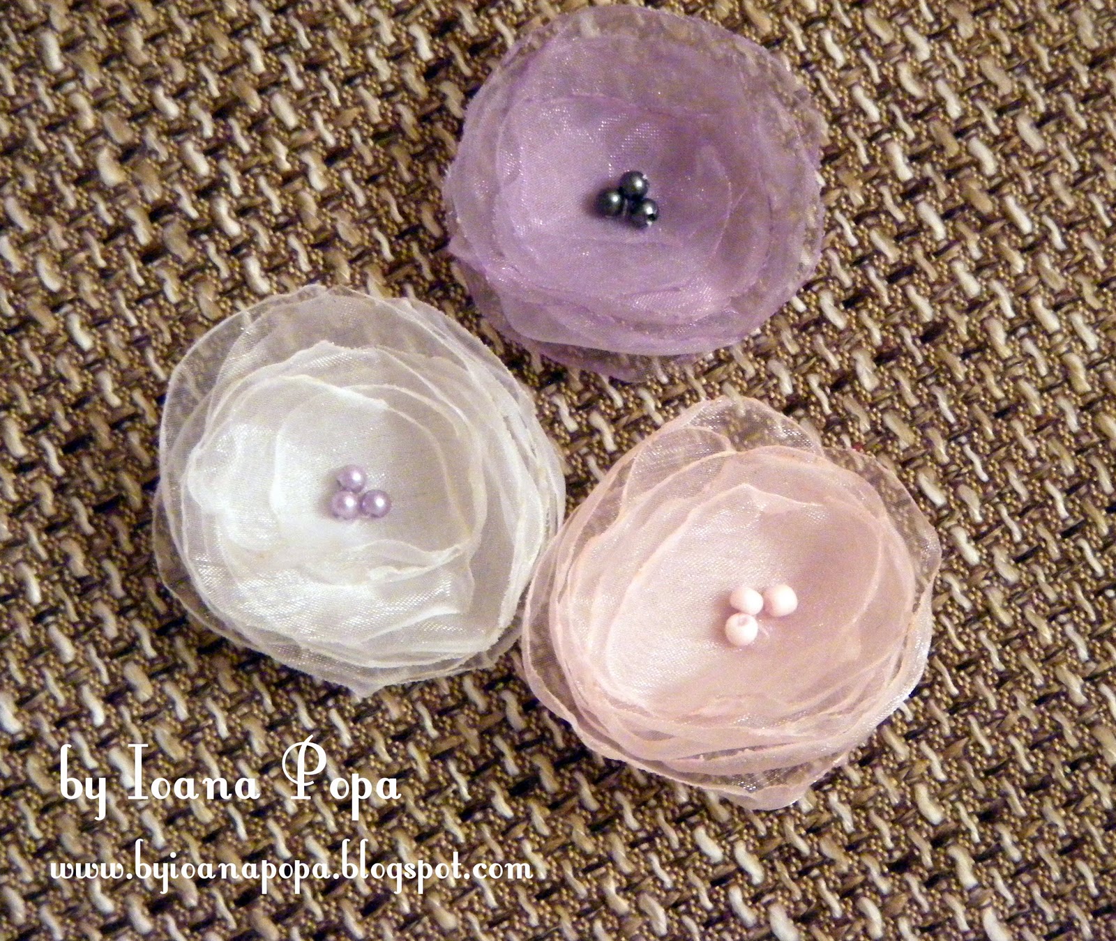 Fii tu! Accesorii handmade: Camp de flori - brose din material textil