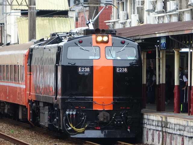 Blair's 鐵道攝影: 台鐵新觀光列車"鳴日夕景"彩繪列車