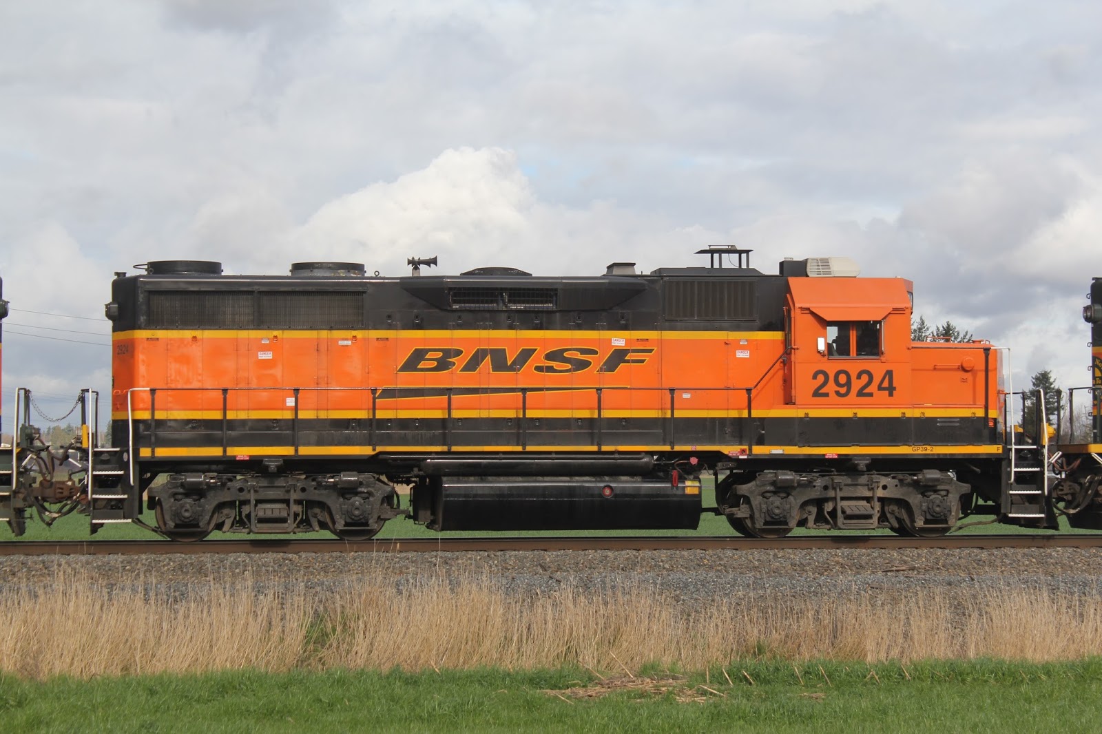 Railfan in Sumas, WA: sunny, BNSF engines 2293/GP38-2, slug 337/GP60B and 3924/GP39-2, 11:45am ...