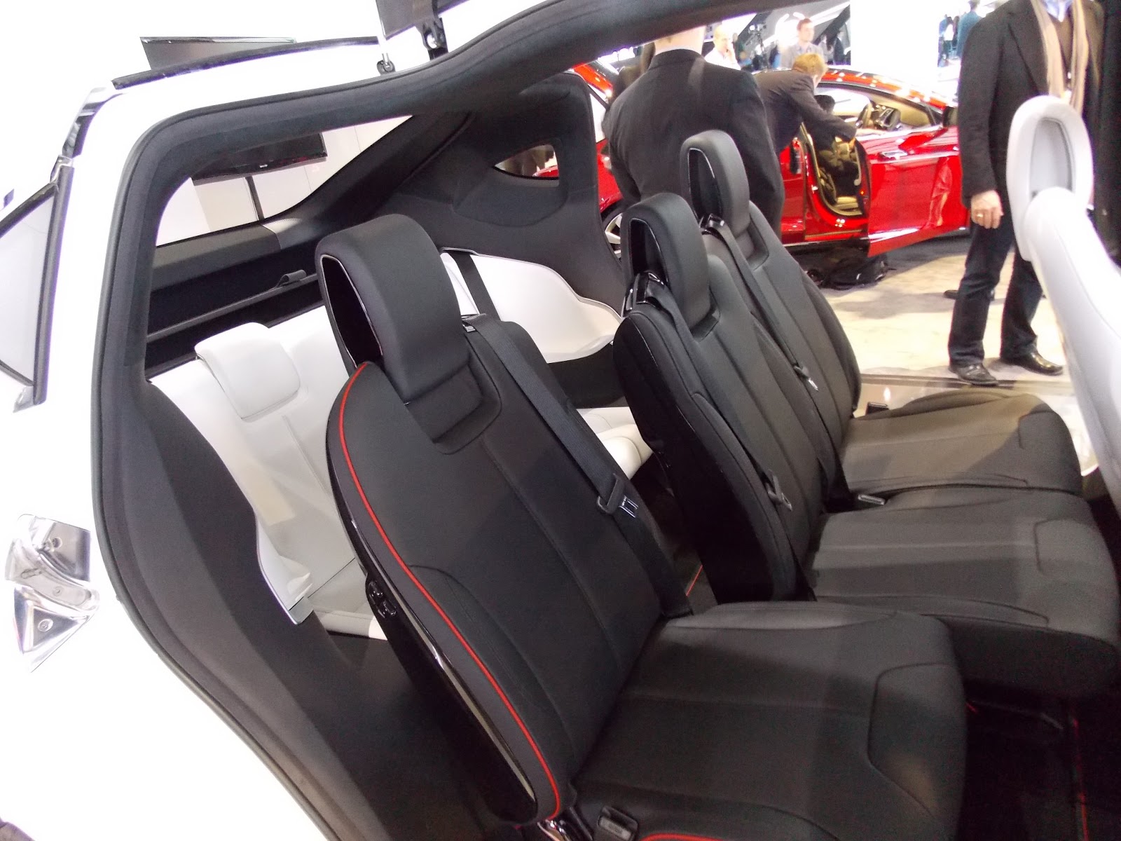 Voiture du Futur: Contact avec la Tesla Model X à Detroit