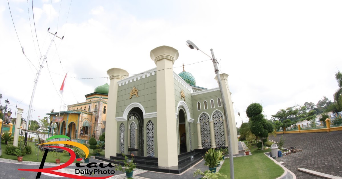 Makam Pahlawan Nasional Sultan Syarif Kasim II | RIAU DAILY PHOTO