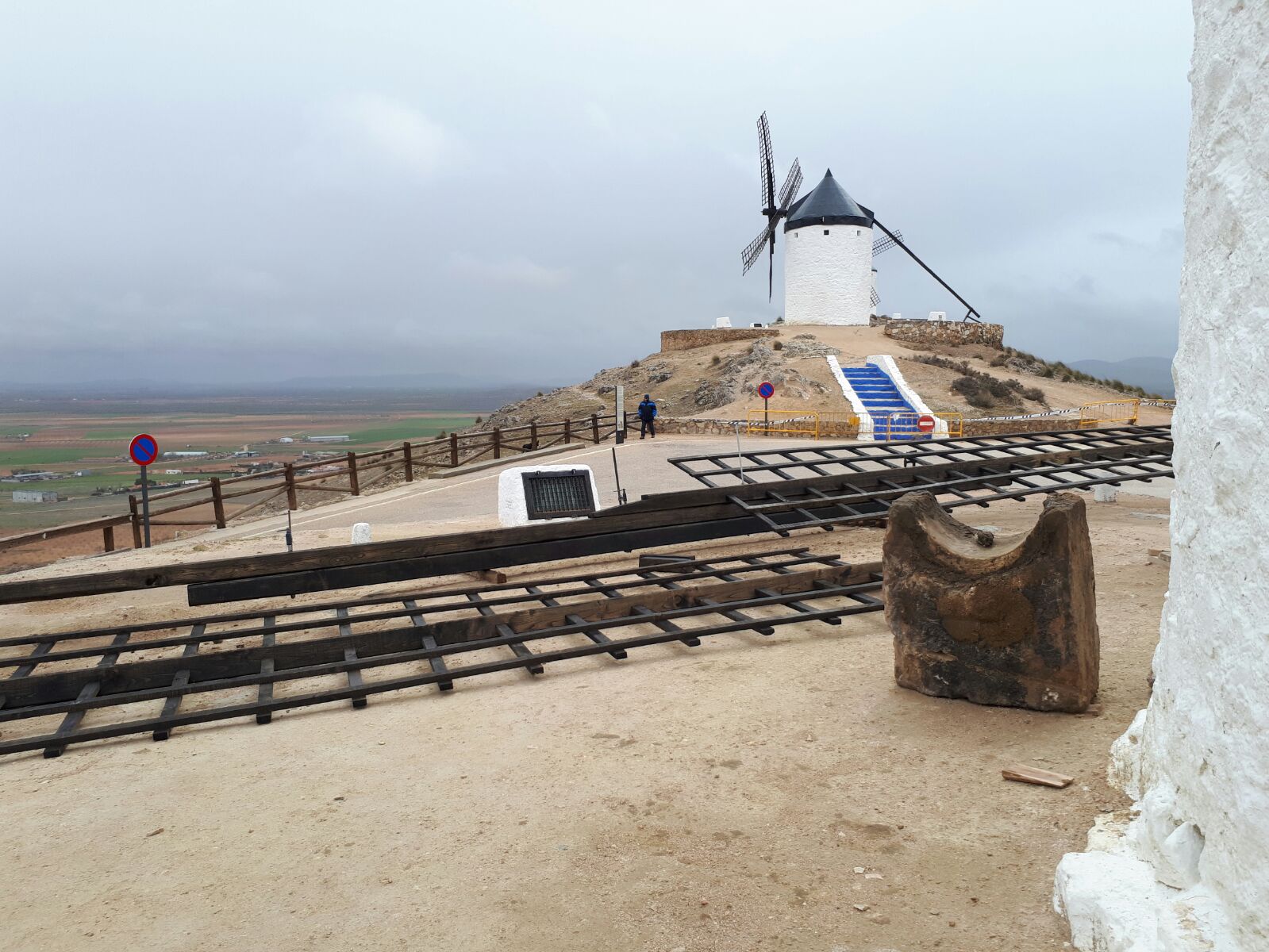 Ya ha comenzado la reconstrucción de los molinos de viento de Consuegra