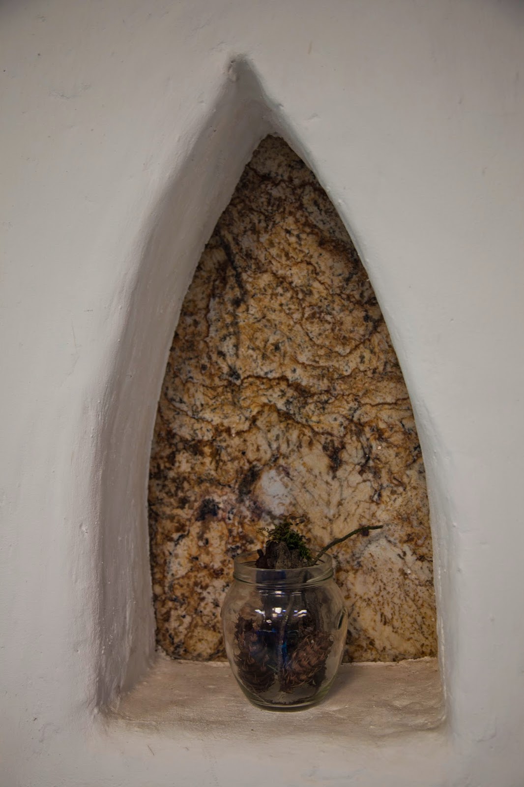 curving back: in an arched alcove