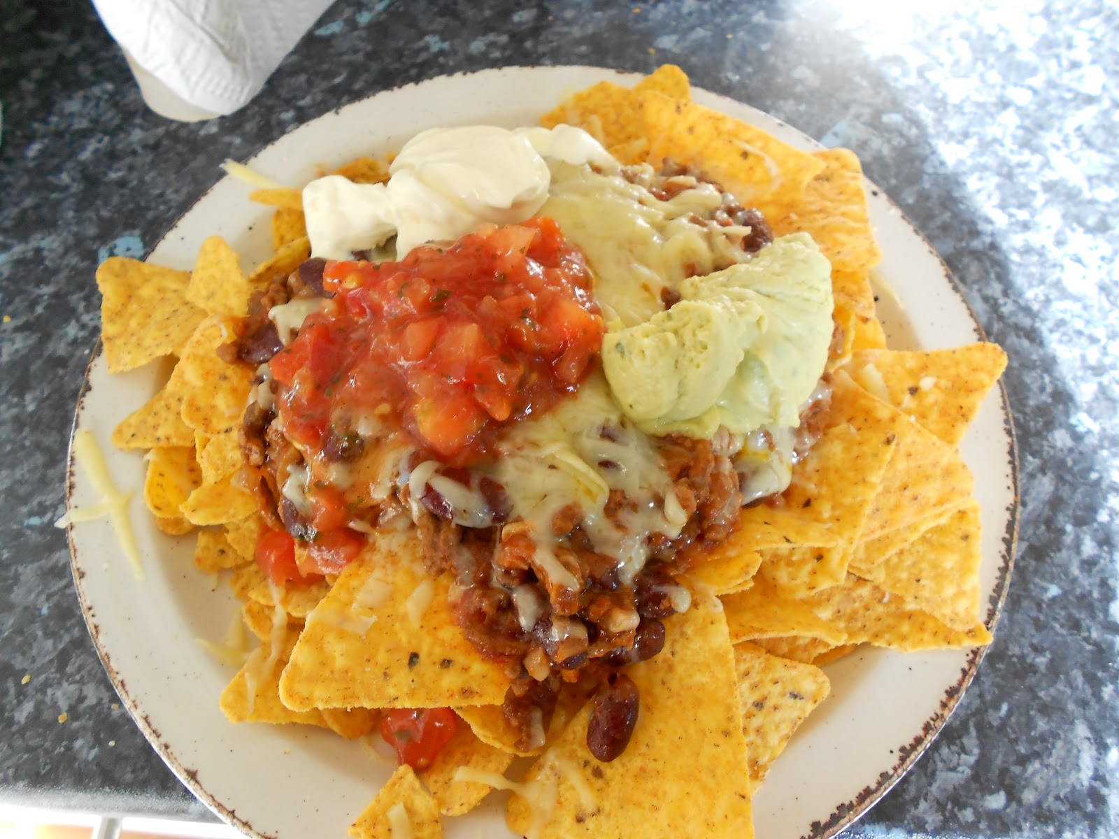 The Lucy Diaries: The Lucy Diaries: Cheesy Chilli Beef Nachos [RECIPE]