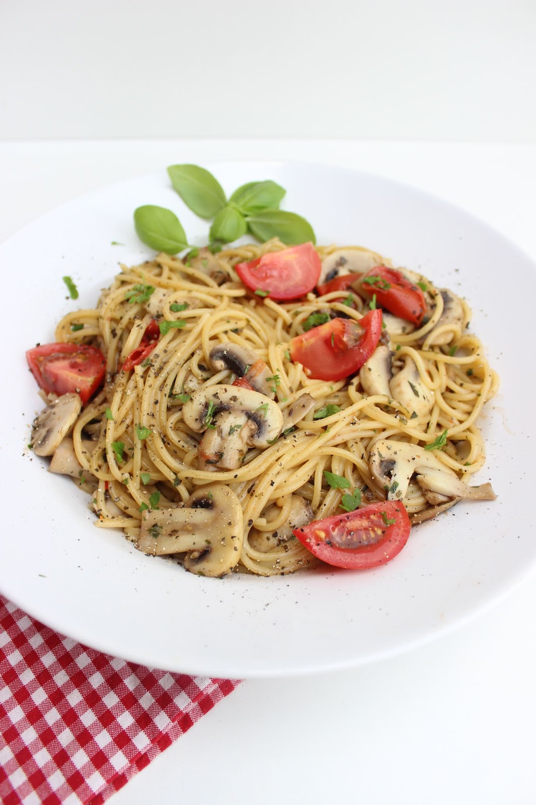 Onepot Spaghetti mit Champignons, Tomaten und Kräutern