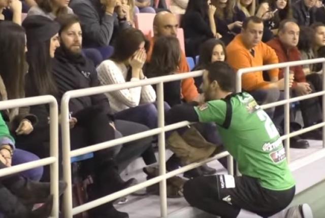«ΤΗΣ ΕΚΑΝΑ ΠΡΟΤΑΣΗ ΣΤΟ ΓΗΠΕΔΟ ΓΙΑ ΝΑ ΜΗ ΜΟΥ ΑΡΝΗΘΕΙ» ΚΑΤΑΛΑΒΑΤΕ; ΕΙΧΕ ...