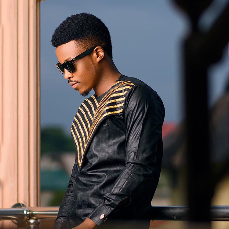 Sabuwar Wakar Umar M. Shariff Da zafinta me taken Ni zaki Aura ...