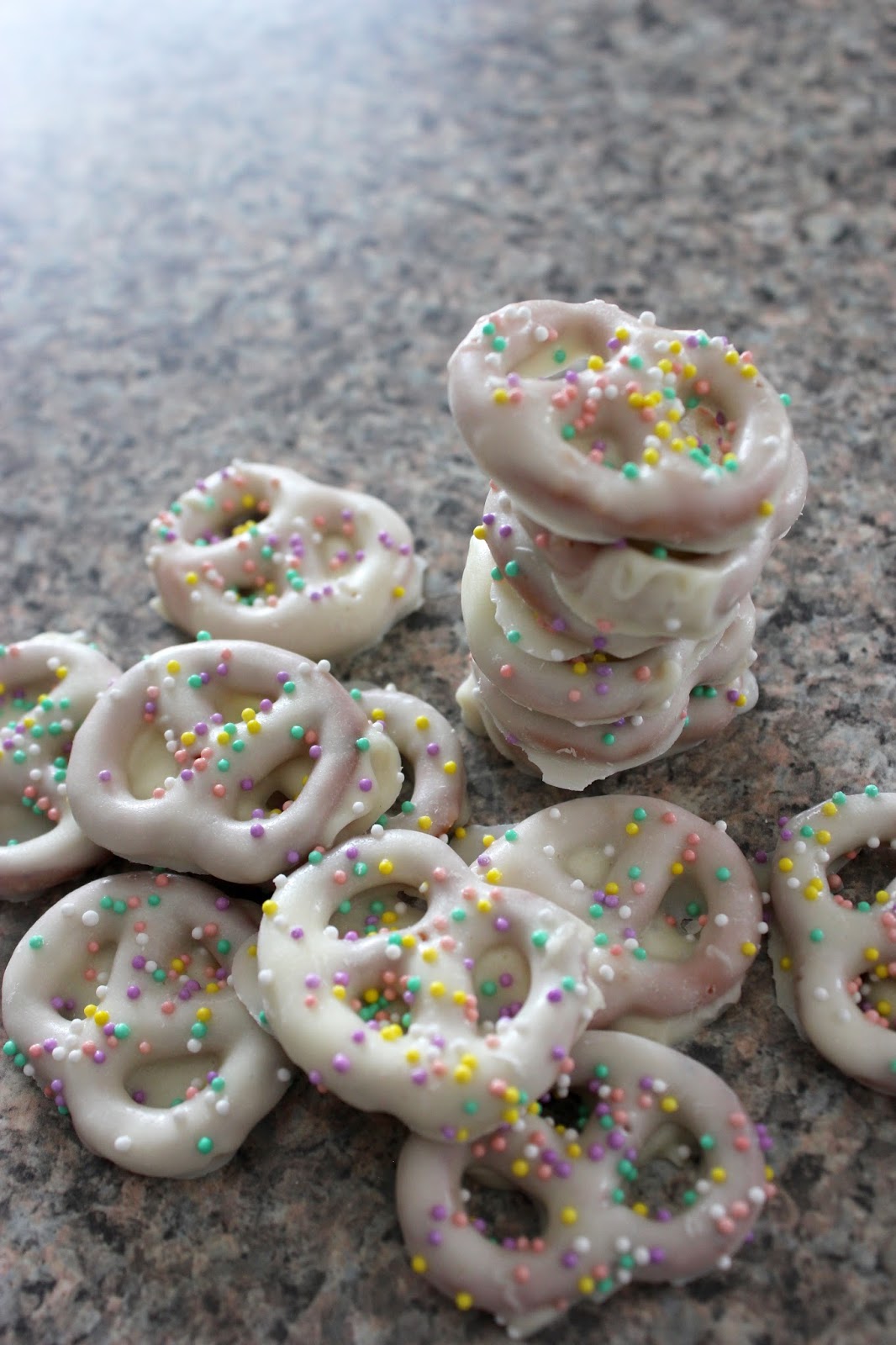 Swavory Stuff: White Christmas: White Chocolate Covered Pretzels