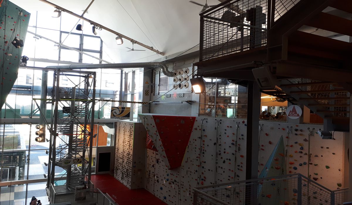 Session sportive dans la salle d'escalade Climb Up de Lyon Confluence ...