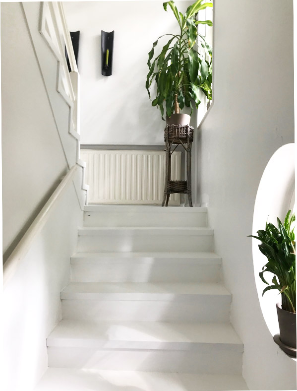 Rappusten päällystäminen ja porraskäytävän maalaus