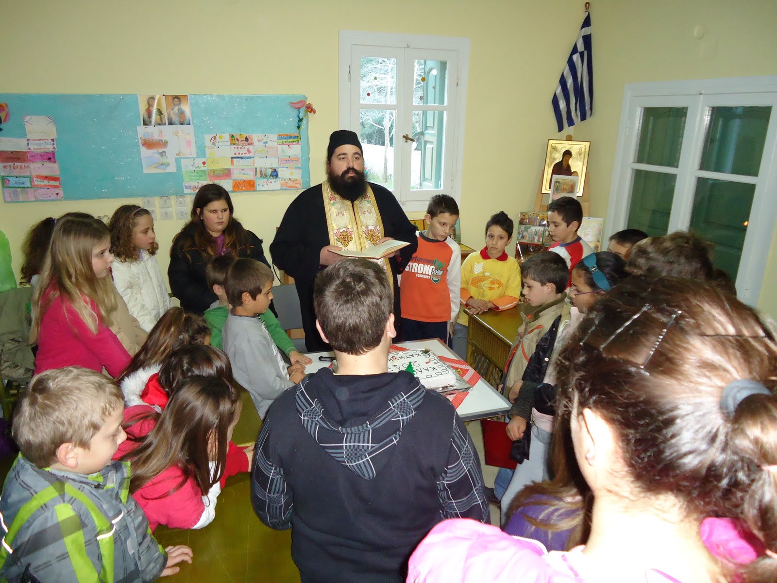 Θαβώρειο Φως: Φωτογραφιες απο την κοπη της πιτας του κατηχητικου Πορου