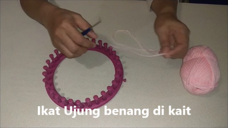 TUTORIAL MERAJUT TOPI dari LOOM (Cara memulai dan Mengakhiri Rajutan Loom)