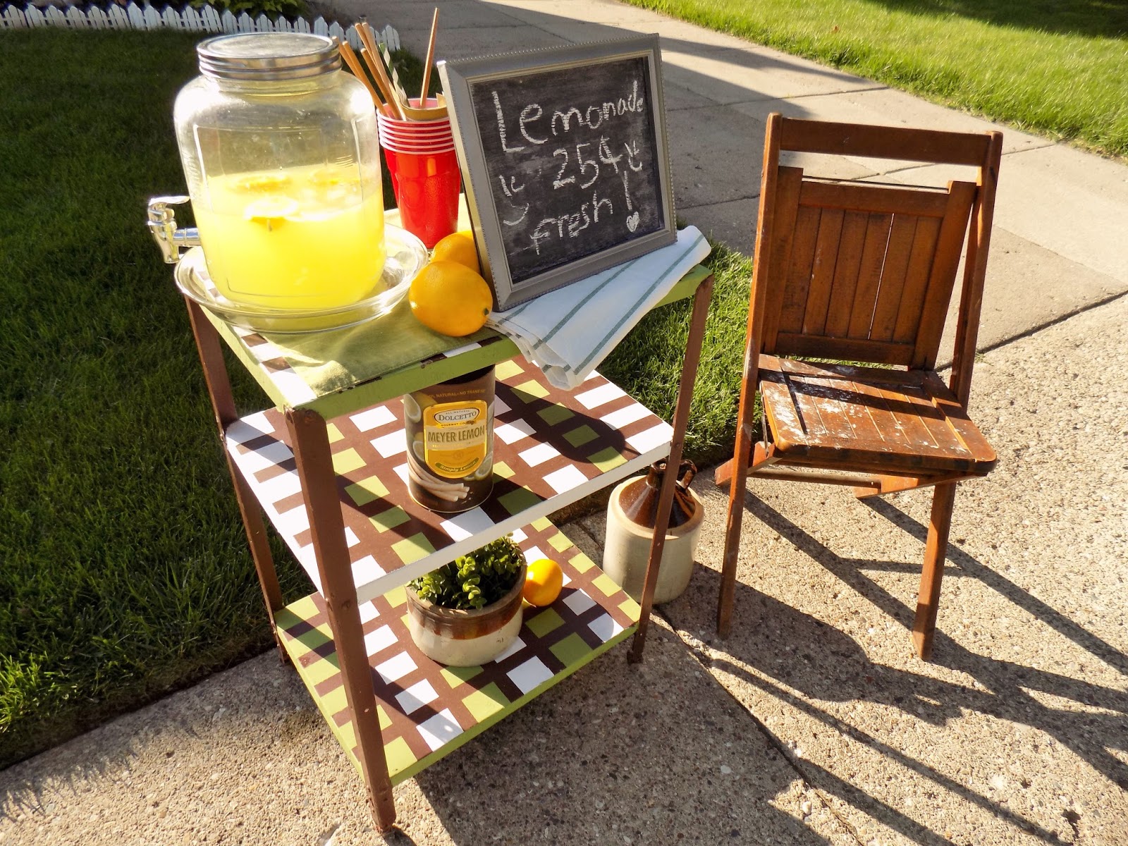 The Quaint Sanctuary: { DIY Simple & Thrifty Lemonade Cart! }