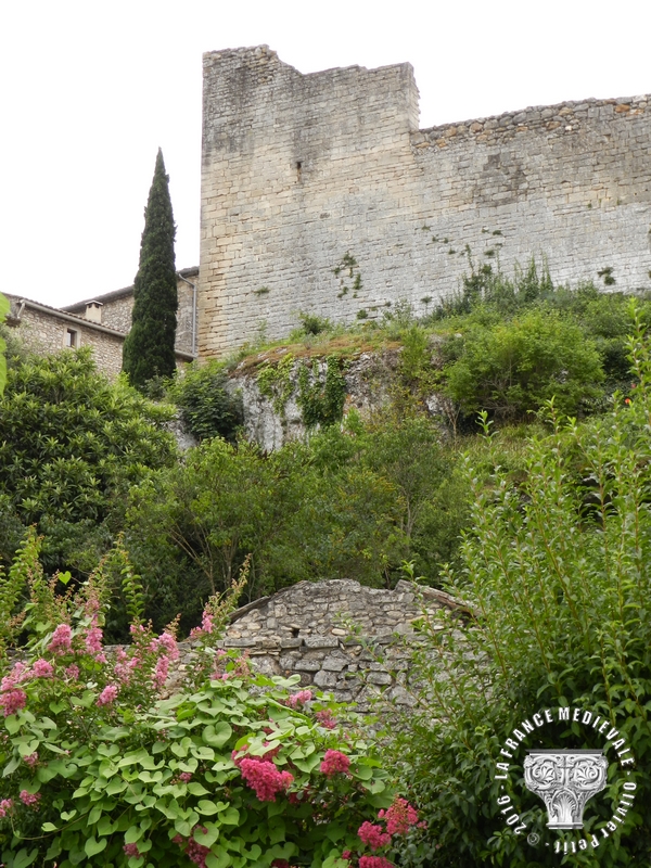 LA FRANCE MEDIEVALE: MONTCLUS (30) - Village médiéval