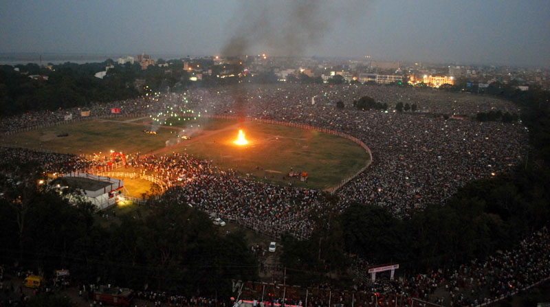 View Patna: Thousands witness 'Ravan Badh' at Gandhi Maidan