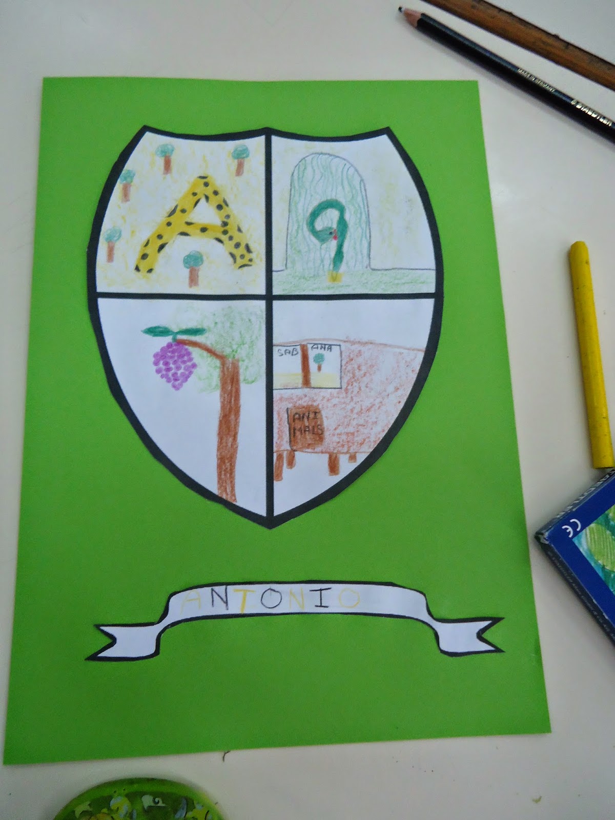 OUR ENGLISH CLASS: Creating our emblems