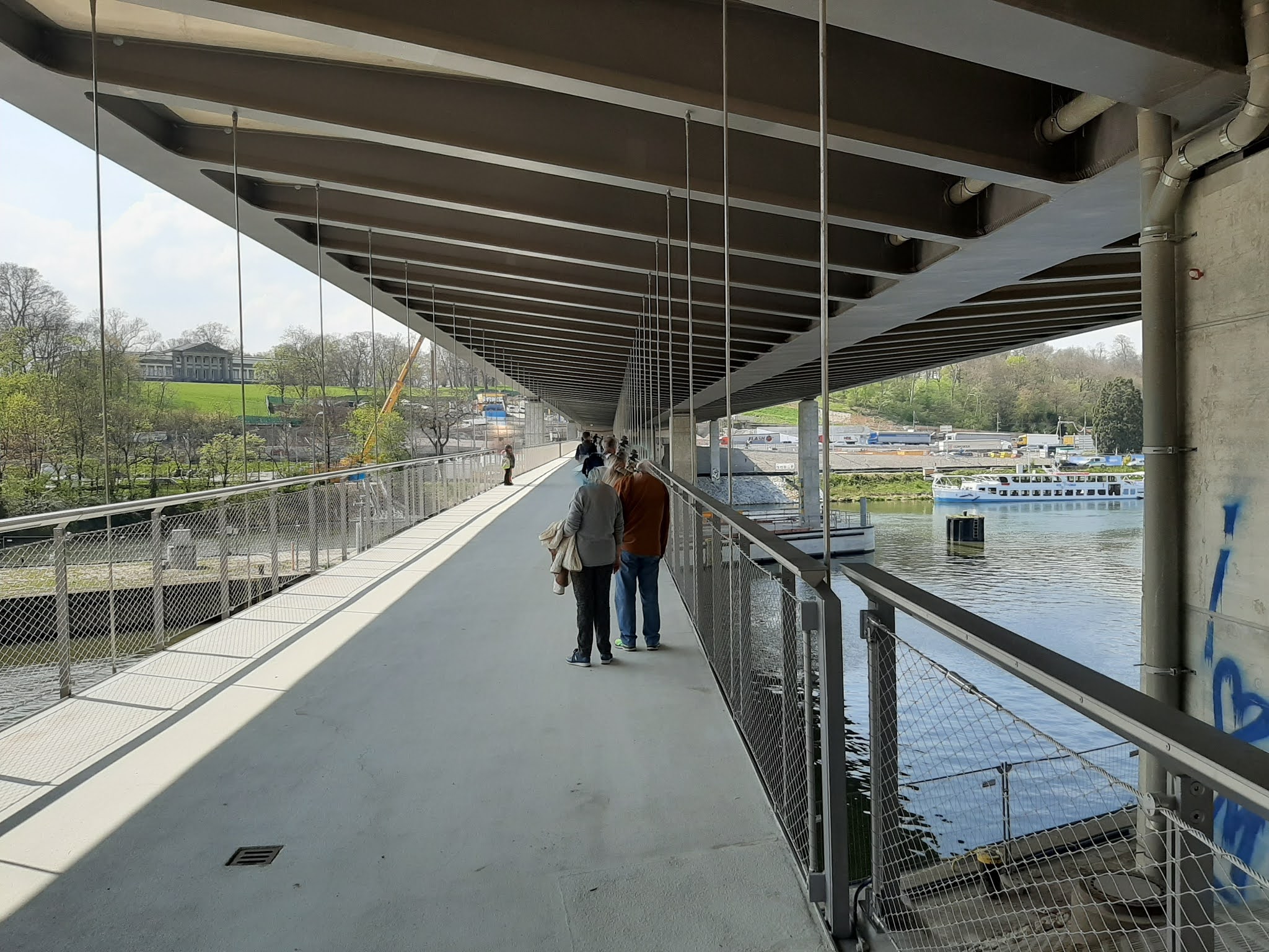 Wege in der Region Stuttgart: Der neue Steg über den Neckar unter der Stuttgart 21-Bahnbrücke in ...