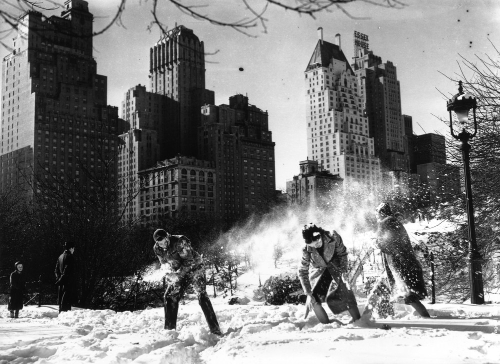 Interesting Black and White Photographs of Snowball Fights in the Past ...