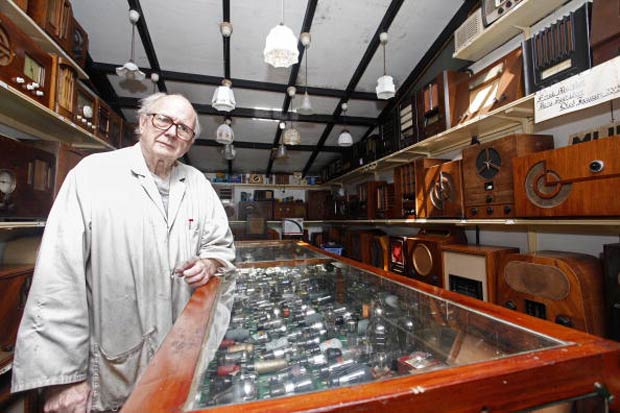 Sintonia Radiofônica: A Maior Coleção de Rádios Antigos do Reino Unido